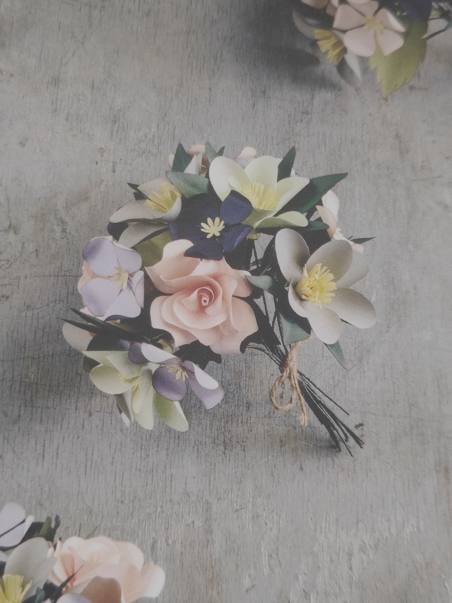 Small papercraft flower vase – Atelier Ilyere