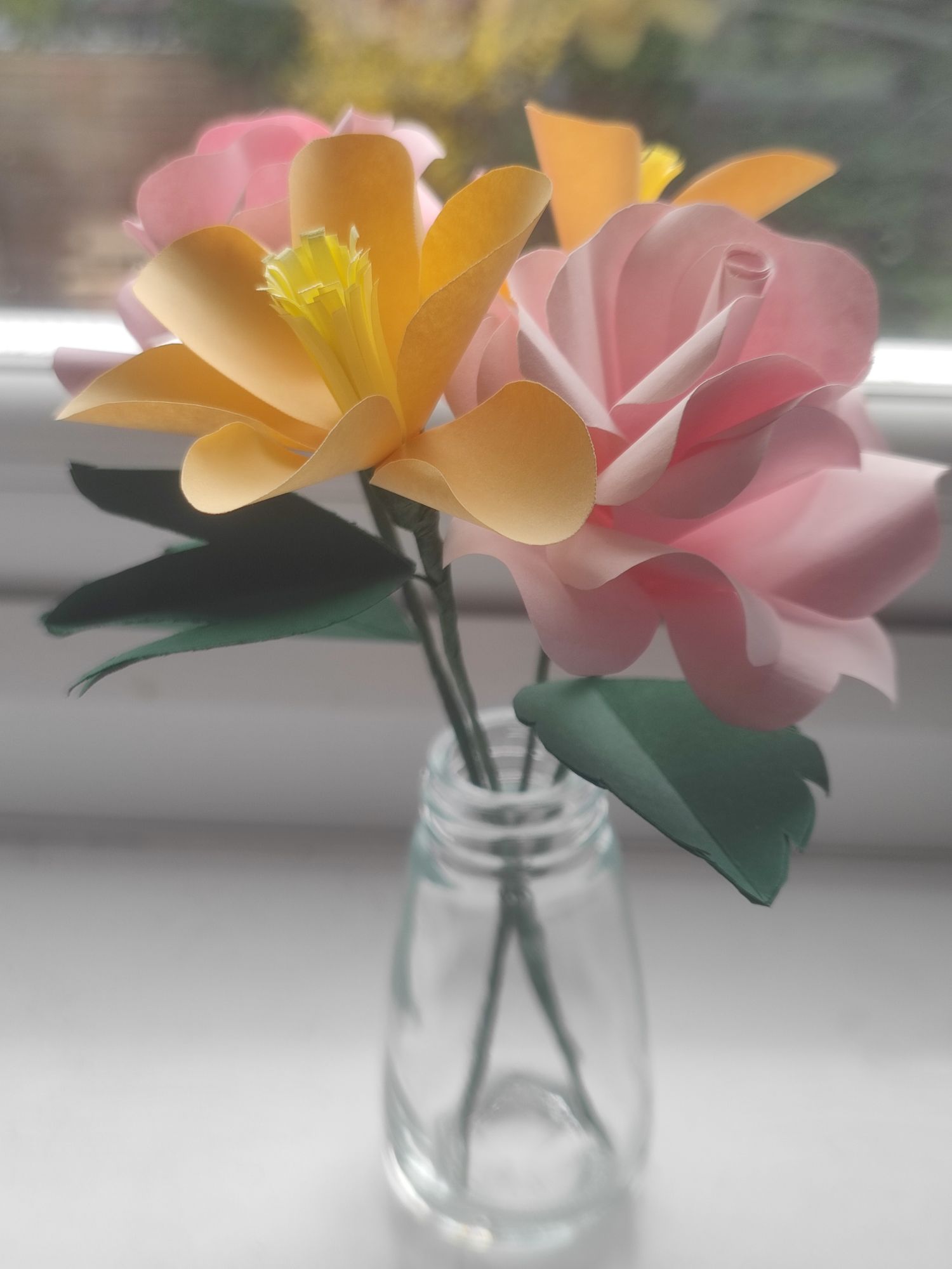 Small papercraft flower vase – Atelier Ilyere