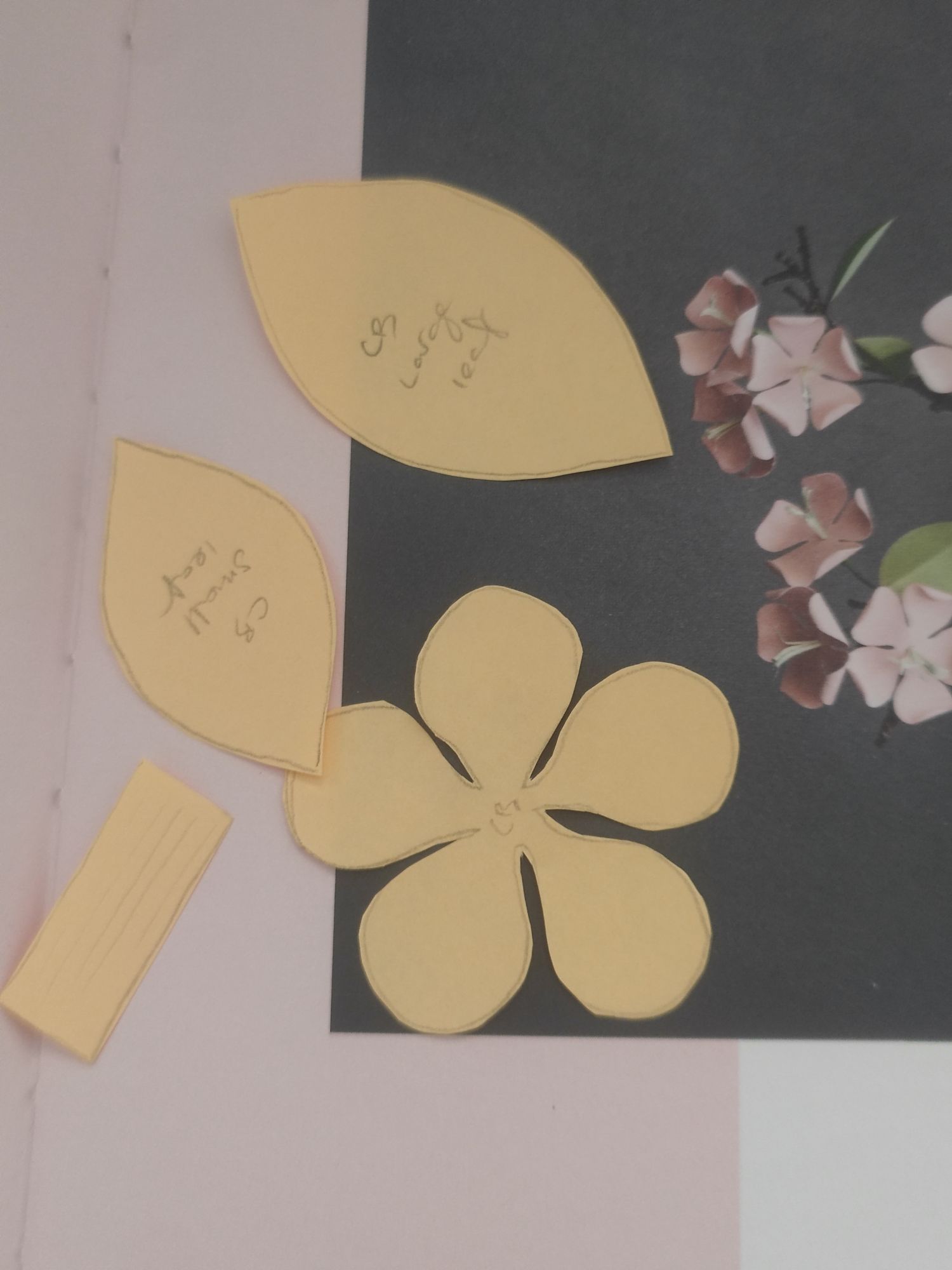 Small papercraft flower vase – Atelier Ilyere