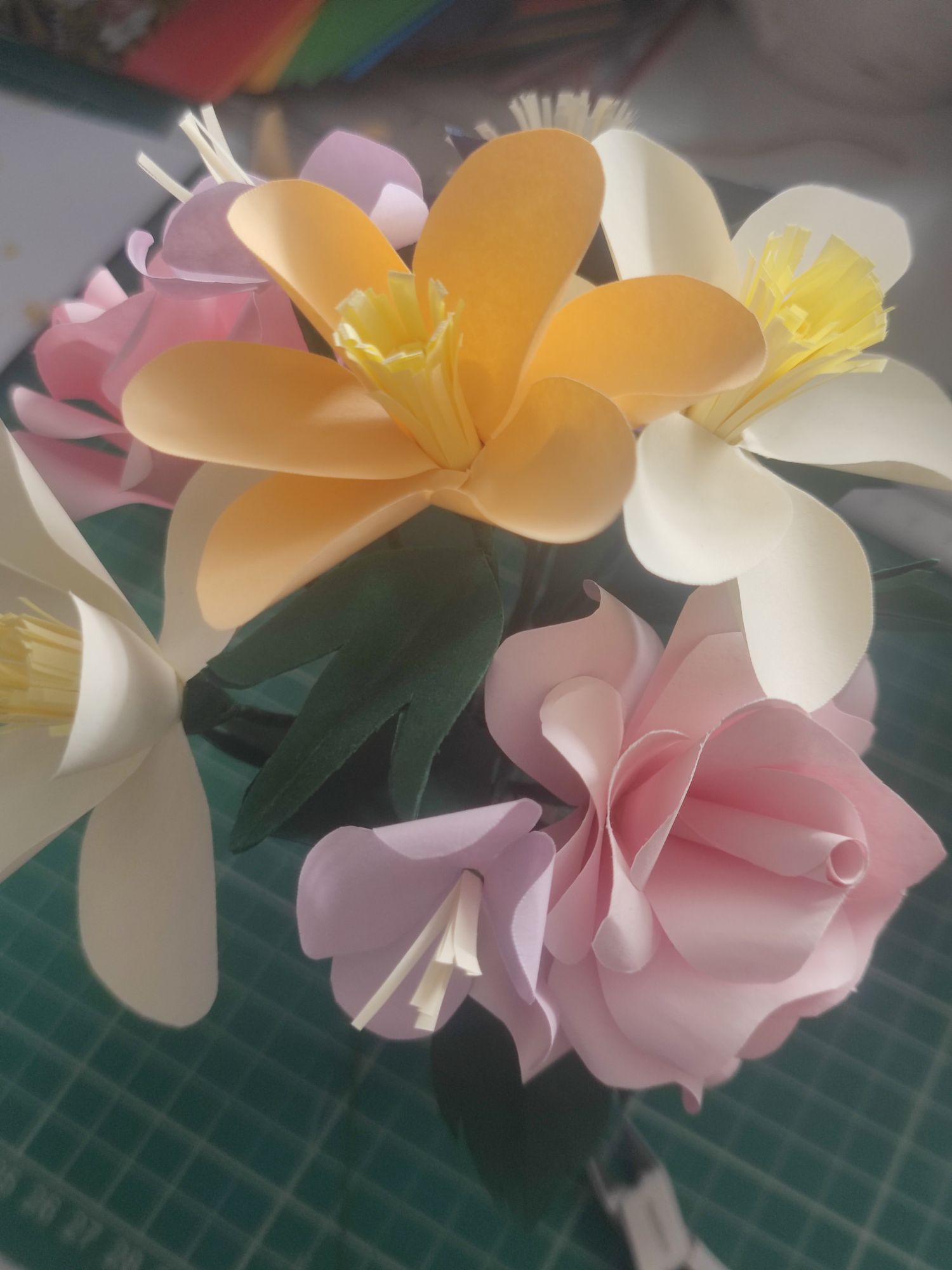 Small papercraft flower vase – Atelier Ilyere