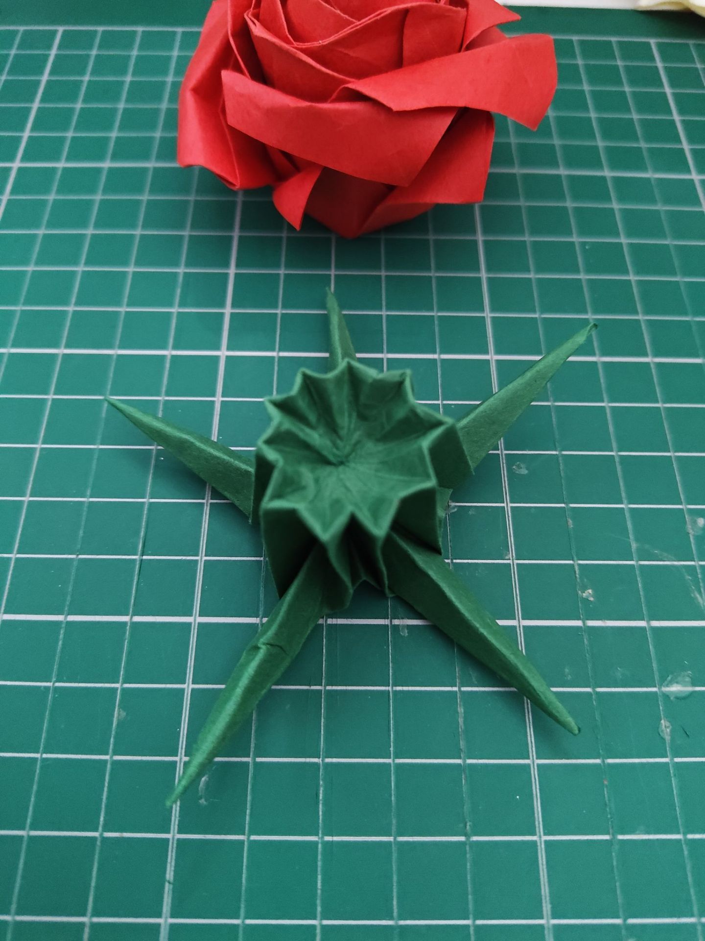 Origami pentagon rose (Naomiki Sato) – Atelier Ilyere
